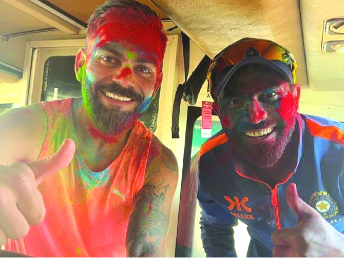 अवघा (विजय)रंग एकचि झाला… – मार्मिक